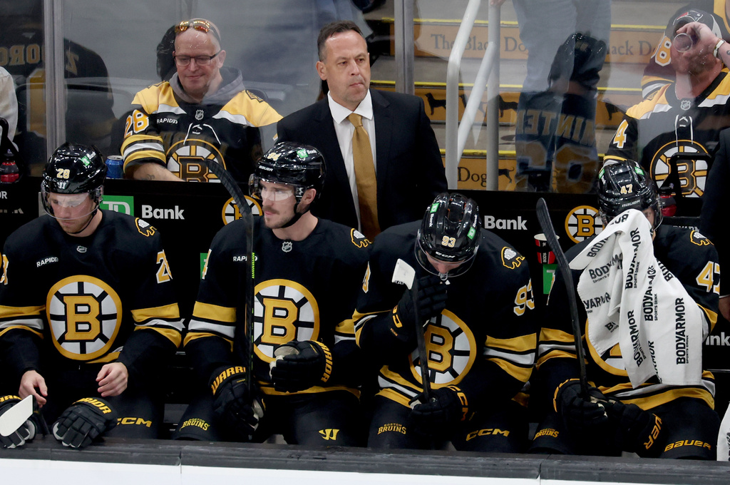 Fraser Minten scores in overtime to lift the Bruins past the Blackhawks ...