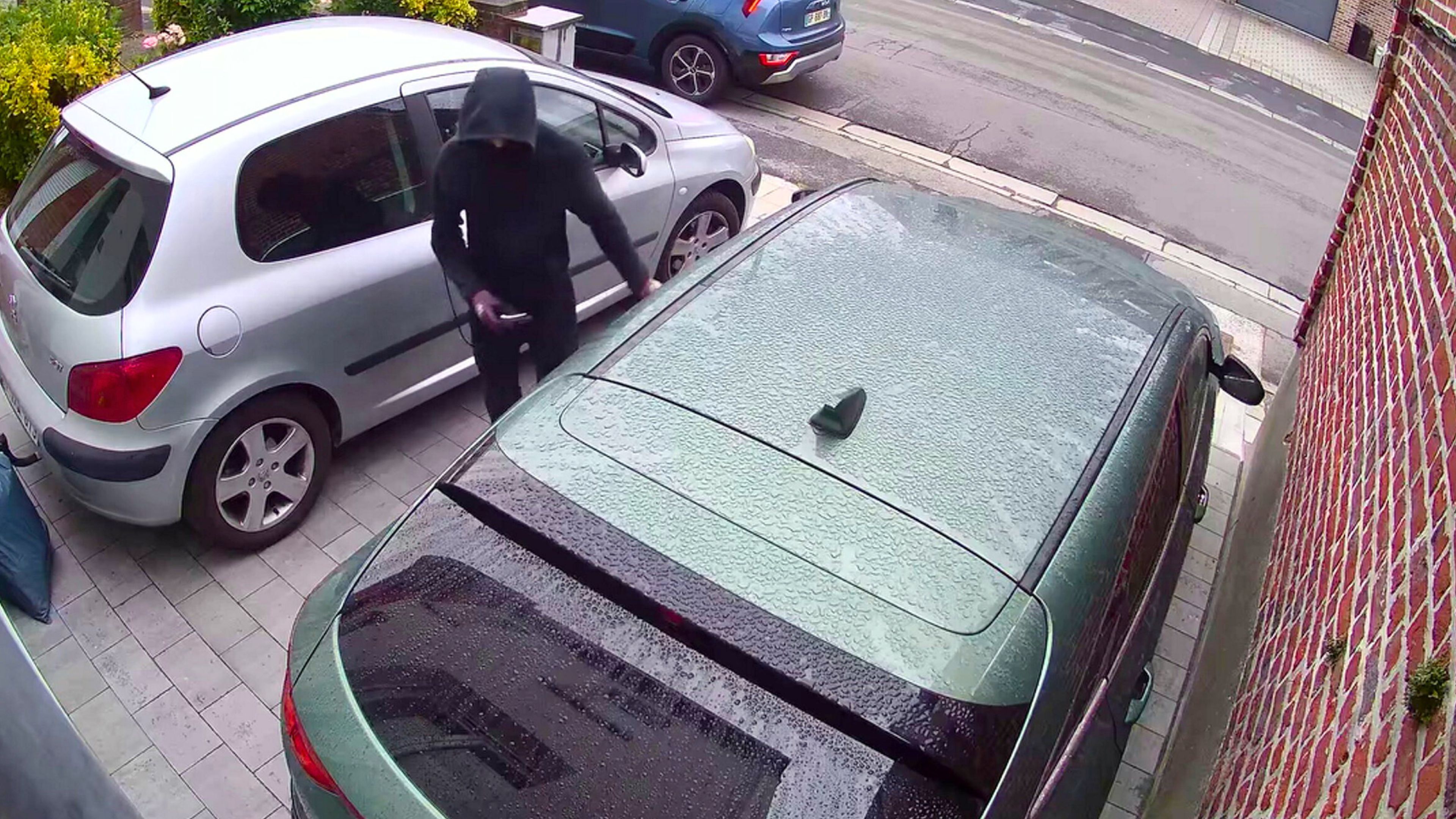 Man grabs baseball bat to scare off masked men attempting to steal his car