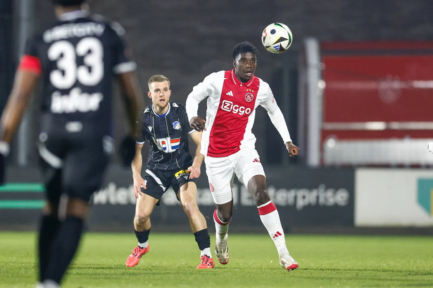 Ajax-talent Johnson maakt indruk: 'Als hij de kans krijgt in Ajax 1 ...