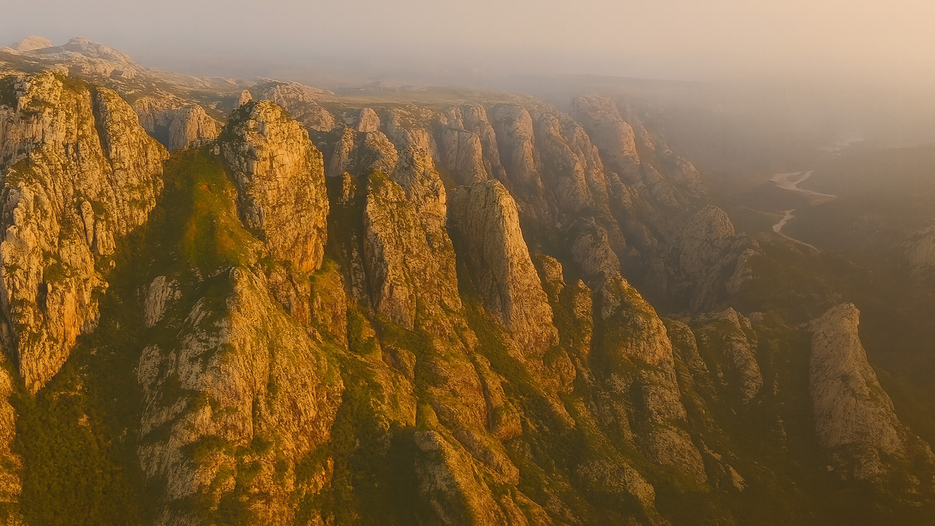 Góry Hajhir na Socotrze – ujęcia z drona w 4K