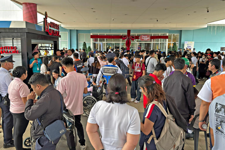 Tsunami alert after 7.4 quake shakes the Philippines