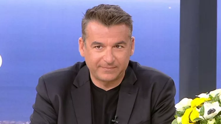 Γιώργος Λιάγκας | Με κοστούμι και γραβάτα στην παρουσίαση δελτίου ειδήσεων