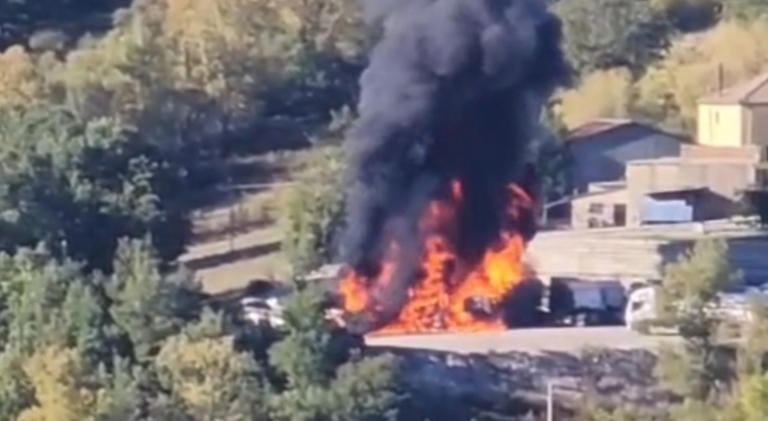 Incendio in deposito di camion a Nusco, tir e auto in fiamme: il ...