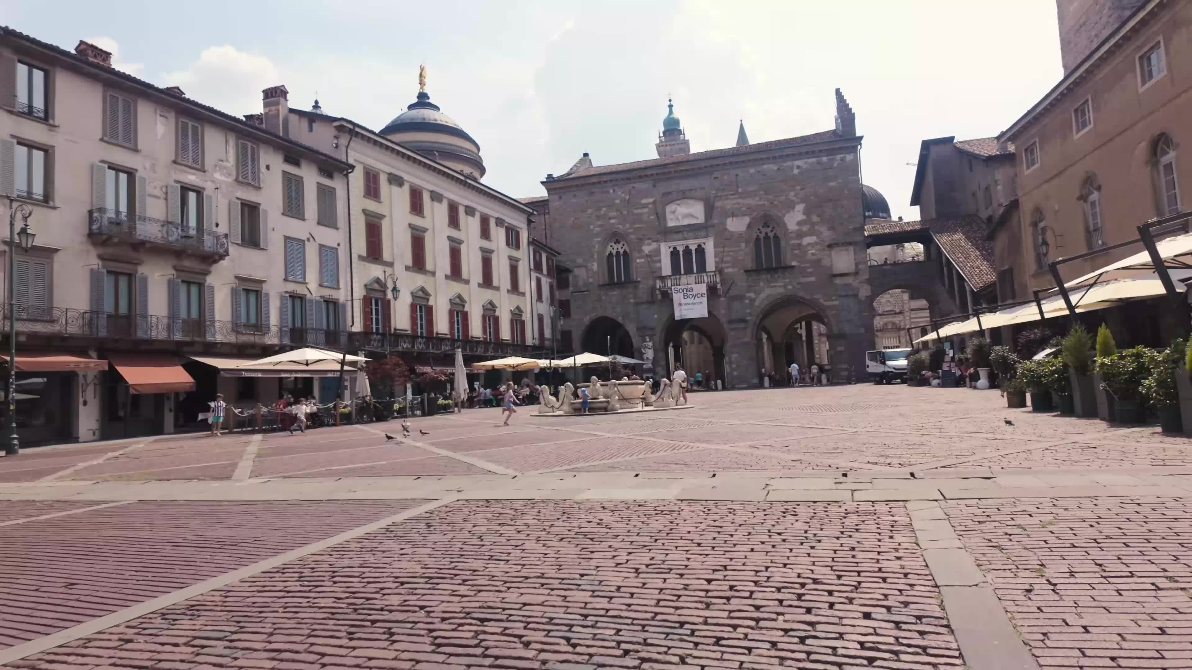 Passeggiata a Bergamo: scopri la bellezza della Città Alta in 4K