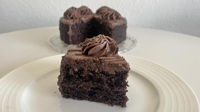 7 Store-Bought Bakery Chocolate Cakes, Ranked