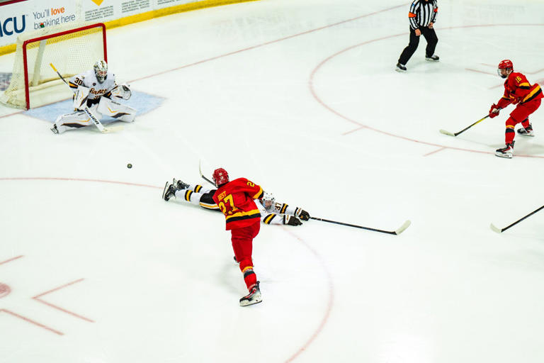 Ferris State spoils national champ WMU hockey’s banner night with ...