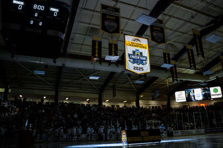 Ferris State spoils national champ WMU hockey’s banner night with ...