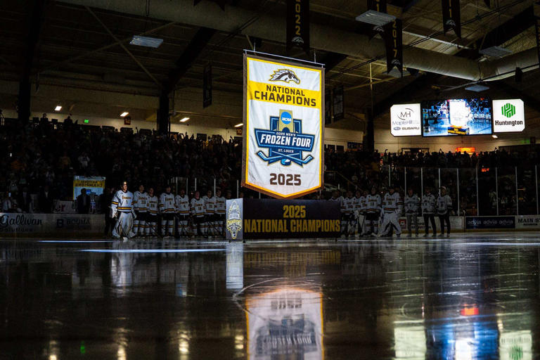 Ferris State spoils national champ WMU hockey’s banner night with ...
