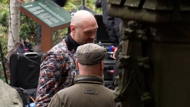Tyson Fury arrives at Ricky Hatton's funeral wearing suit covered in ...
