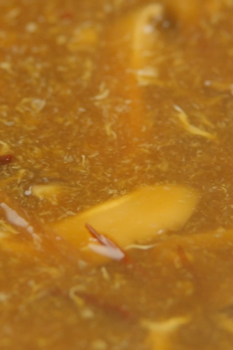 Autêntica sopa chinesa de legumes com sabores quentes e azedos