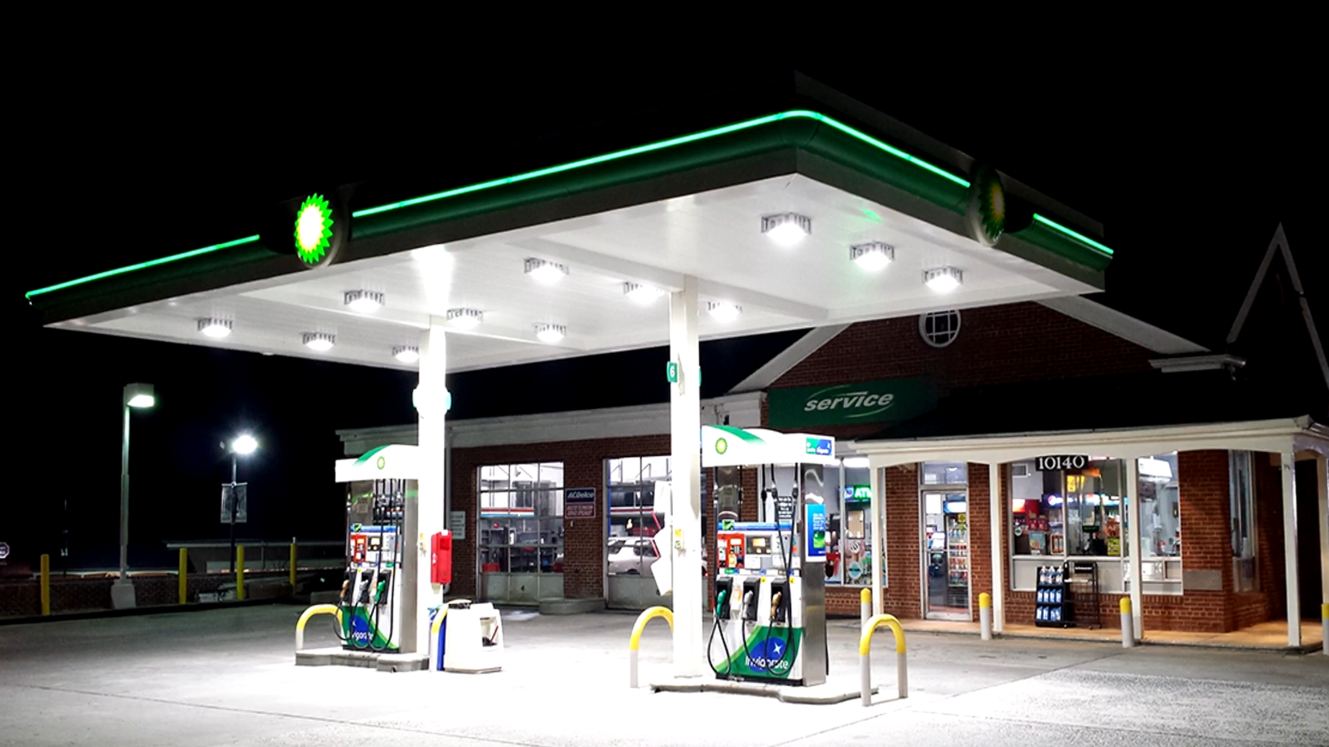 Burglars Steal Huge Gas Station Safe but Forget Their Car Is Too Small