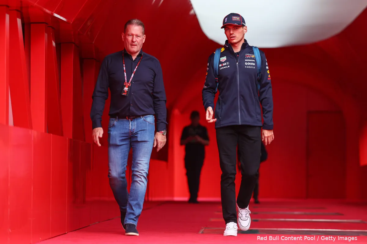 Albers lacht met grapje, maar is het oneens: "Verstappen heeft ...
