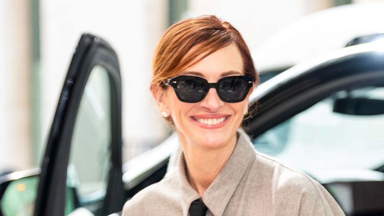 Julia Roberts used 3 easy accessories to elevate a shirt dress into a ...