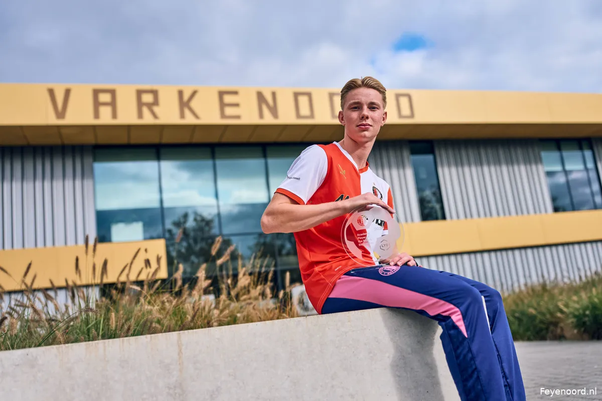 De Koning ontvangt Academy-prijs en traint mee met Feyenoord 1