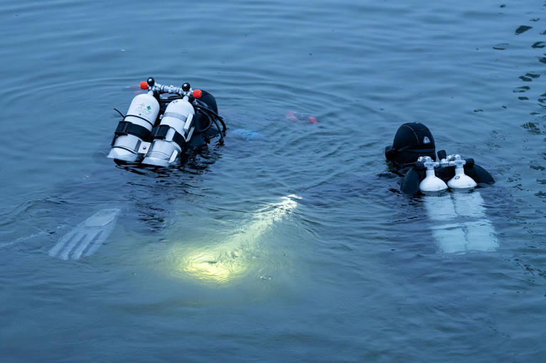 Taucher finden Raketenmotor an Schleuse