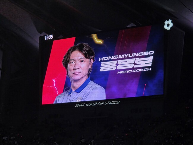 [442.live] 9월 A매치 ‘1승 1무’에도 사그라들지 않는 민심…홍명보 감독 소개되자 “우~” 야유