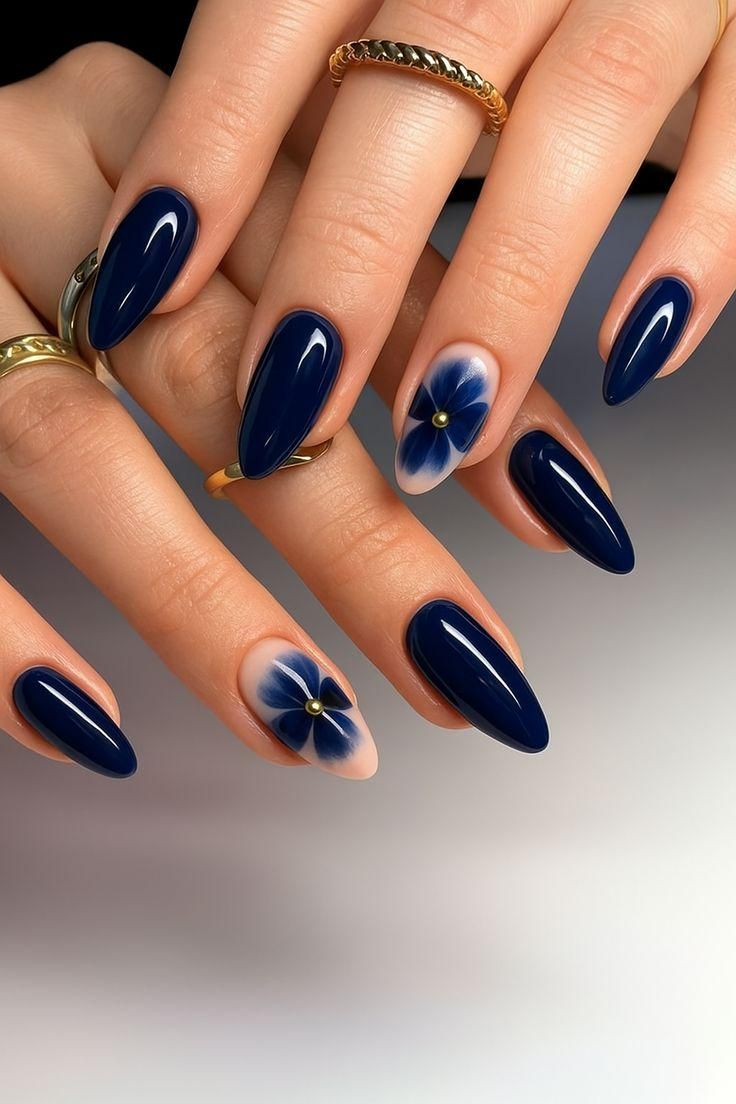 7 Inspirasi Nail Art Warna Biru yang Simple tapi Nyentrik