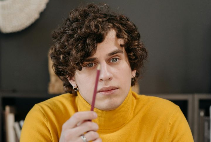 10 Signs Someone Isn't As Smart As They Claim
