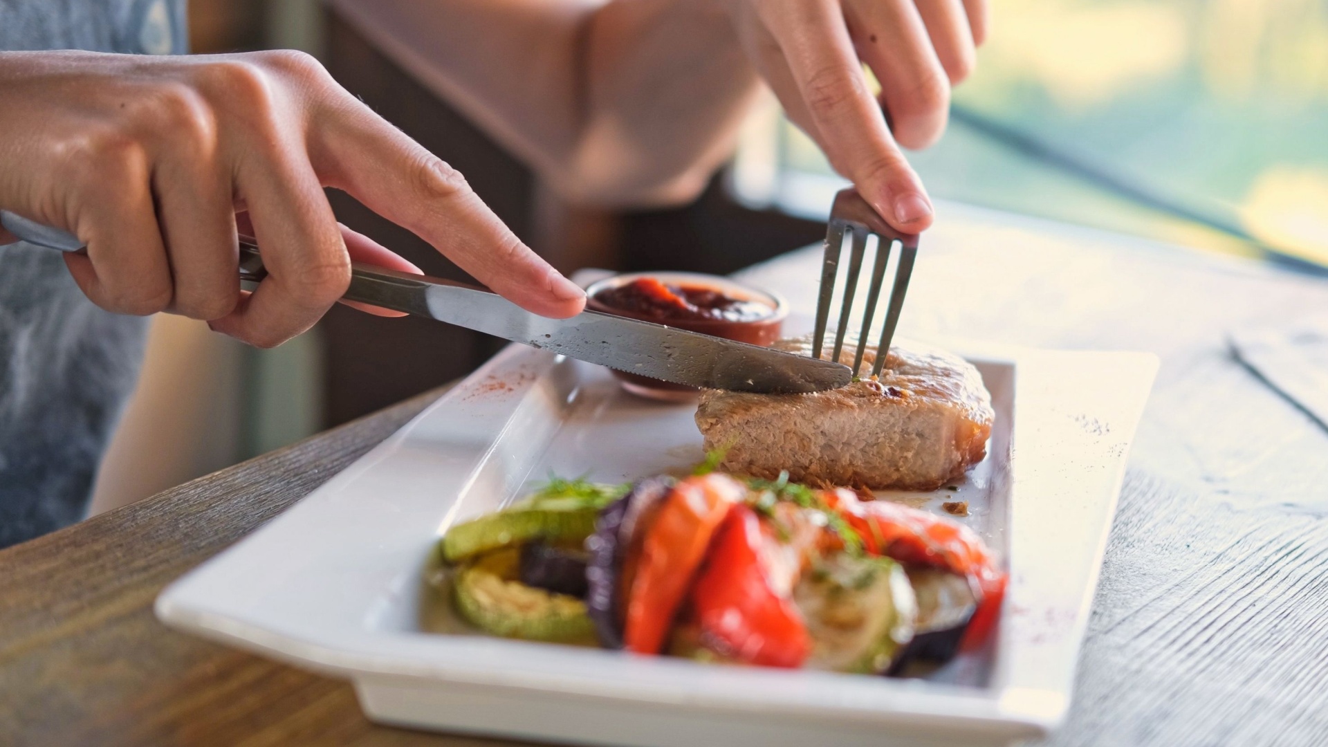 17 Table Manners People Hardly Follow Anymore