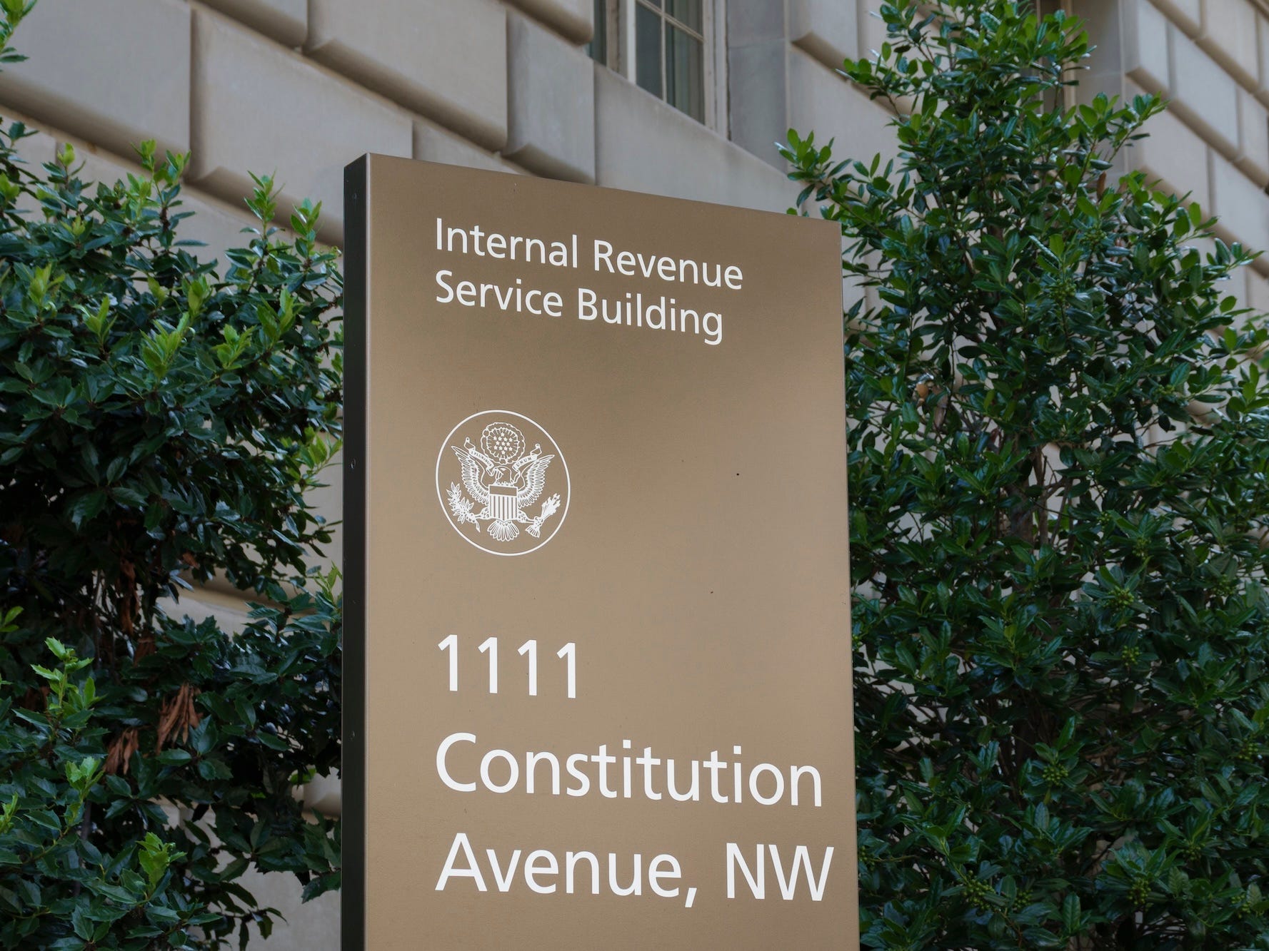 The IRS announced new federal income tax brackets for 2026. Here's what ...