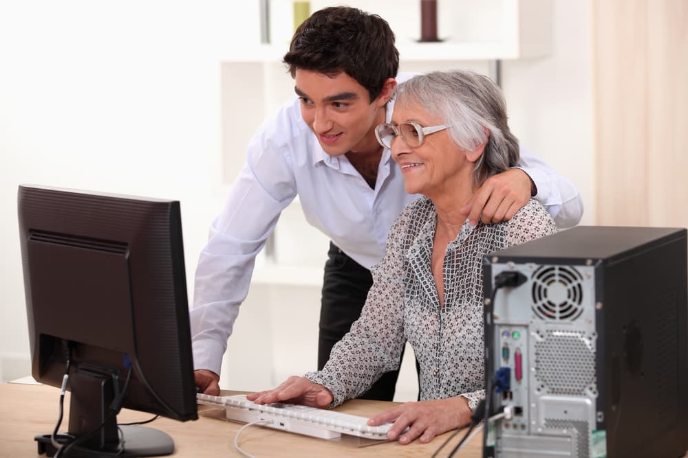5 Practical Tips for Helping Older People with Technology