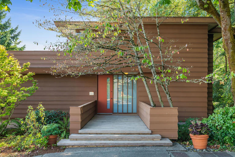 The Midcentury Home of a Frank Lloyd Wright Apprentice Seeks $2.2M in ...