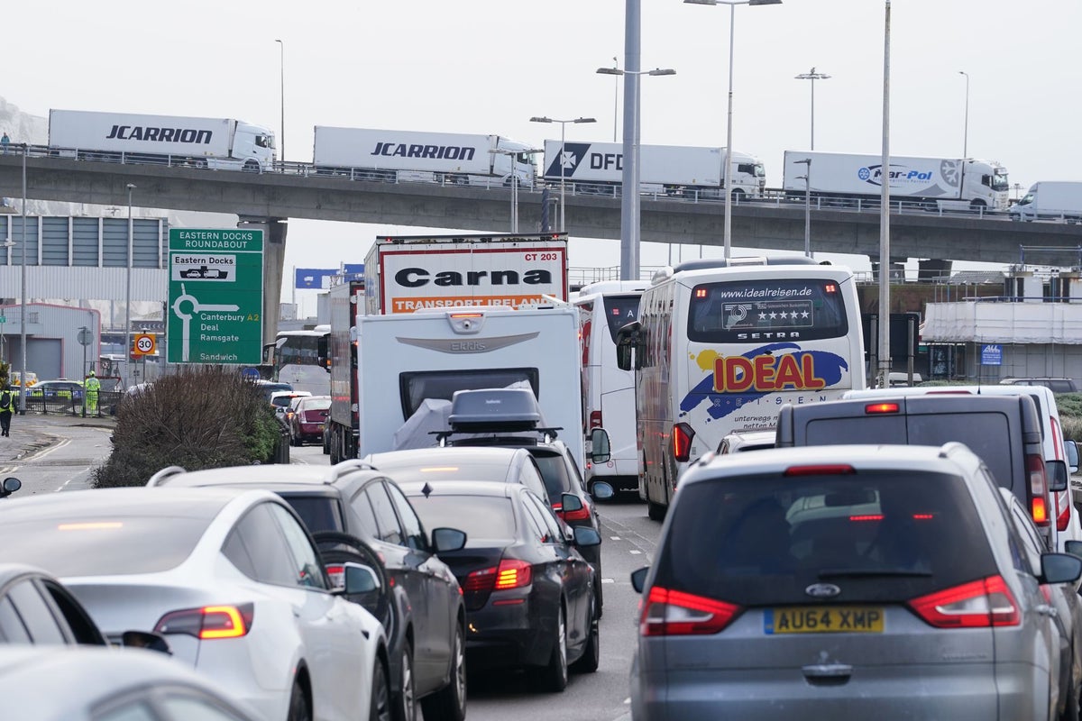 Travellers told to brace for long delays at Dover and Eurostar as new ...