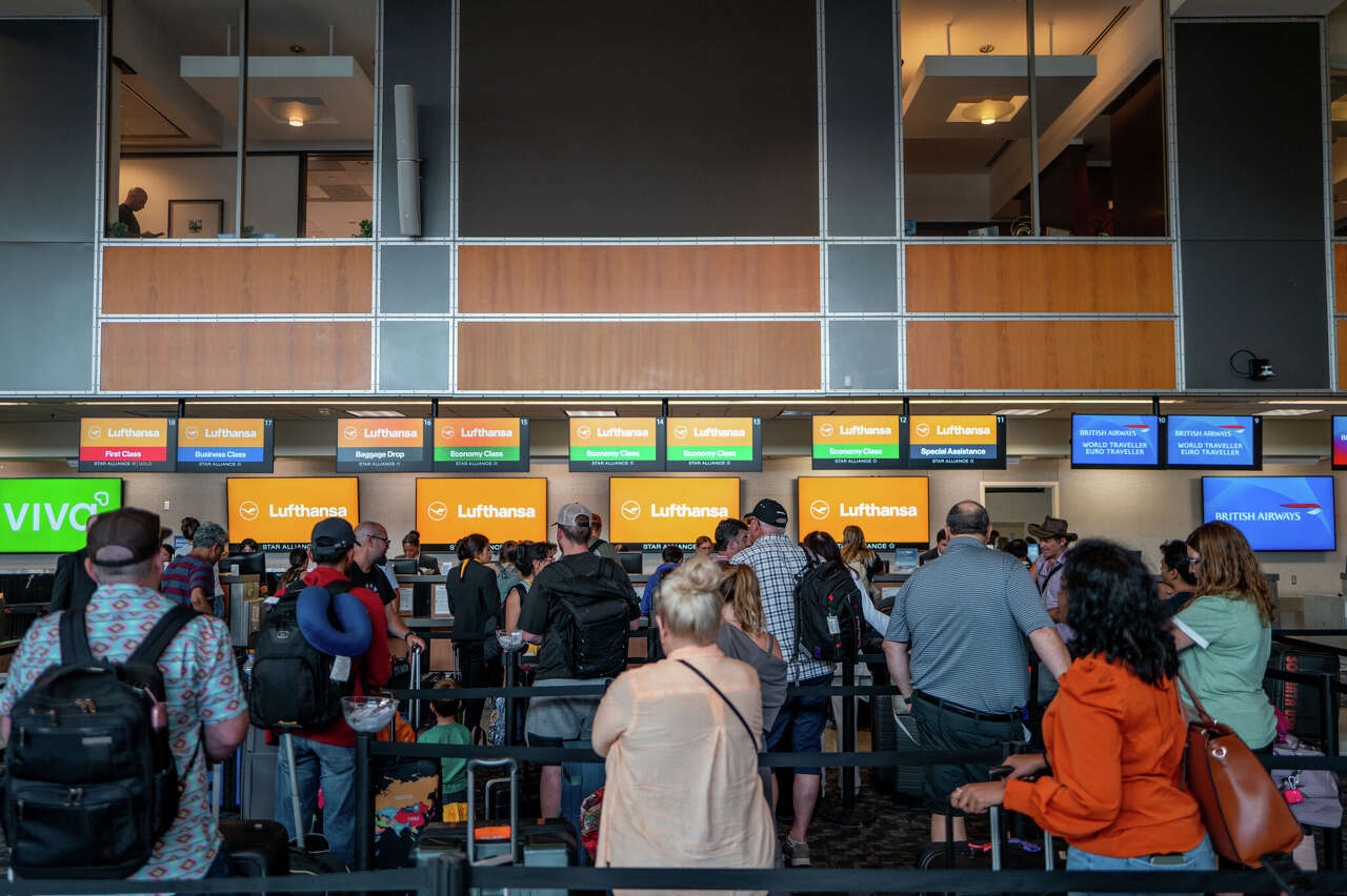 Wait times extend as 35,000 flyers pack into major Texas airport