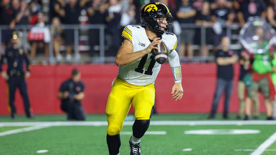 Why the Hawkeyes should consider resting Mark Gronowski against Wisconsin