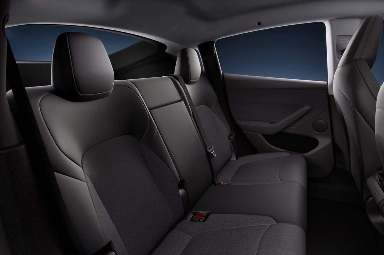 La nuova Tesla entry-level ha il tetto panoramico — ma il conducente ...