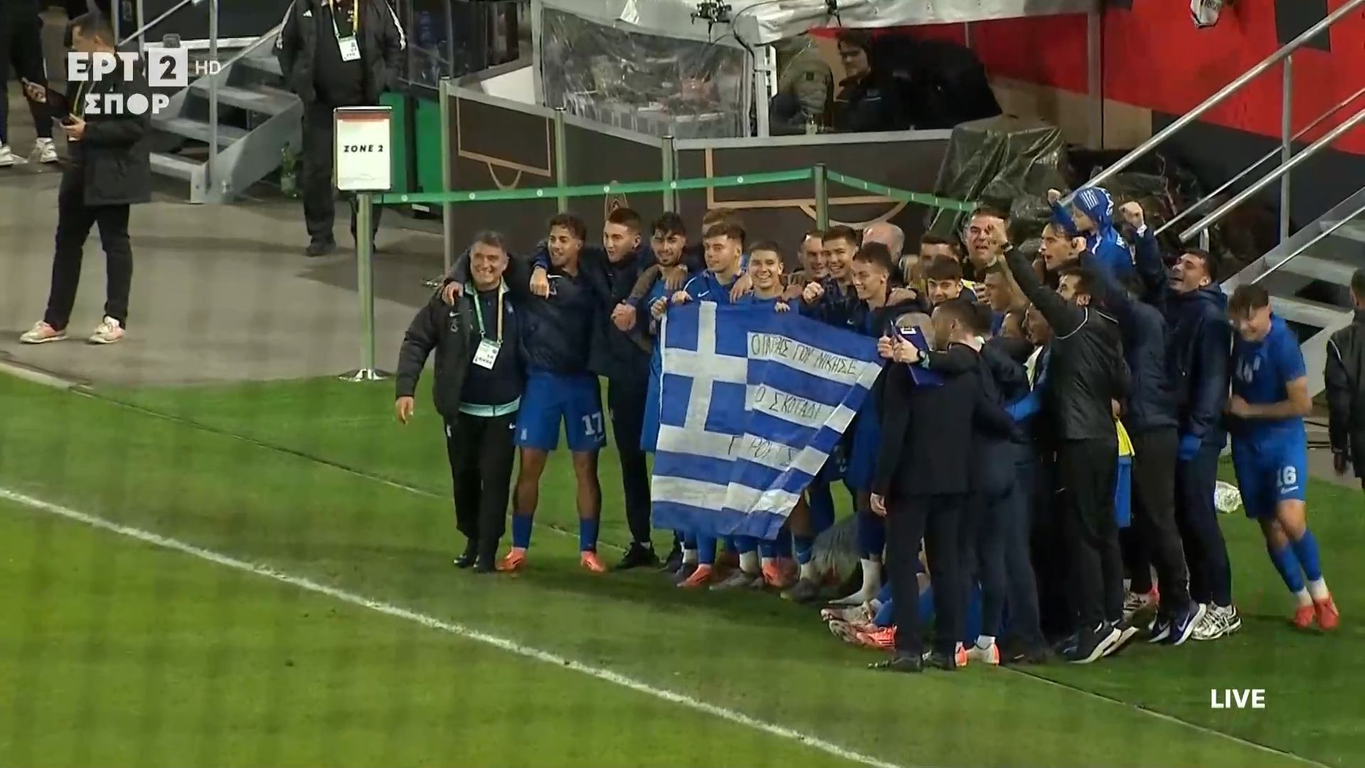 Γερμανία - Ελλάδα | Οι διεθνείς φωτογραφίζονται με την ελληνική σημαία ...