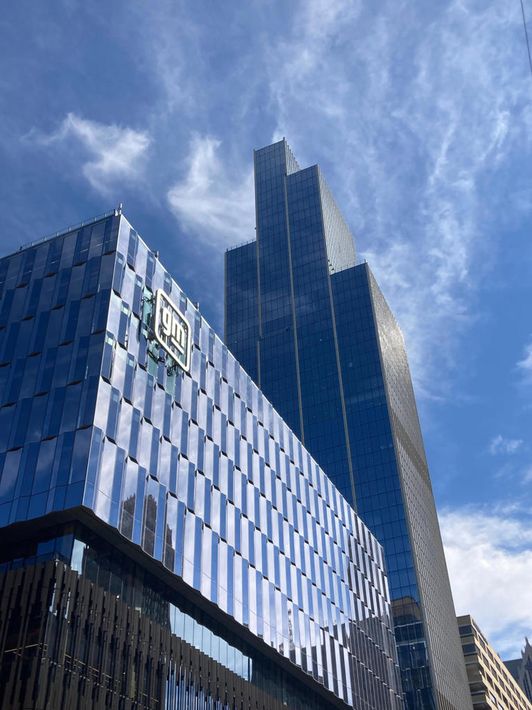 General Motors logo affixed to top of new Hudson's office building