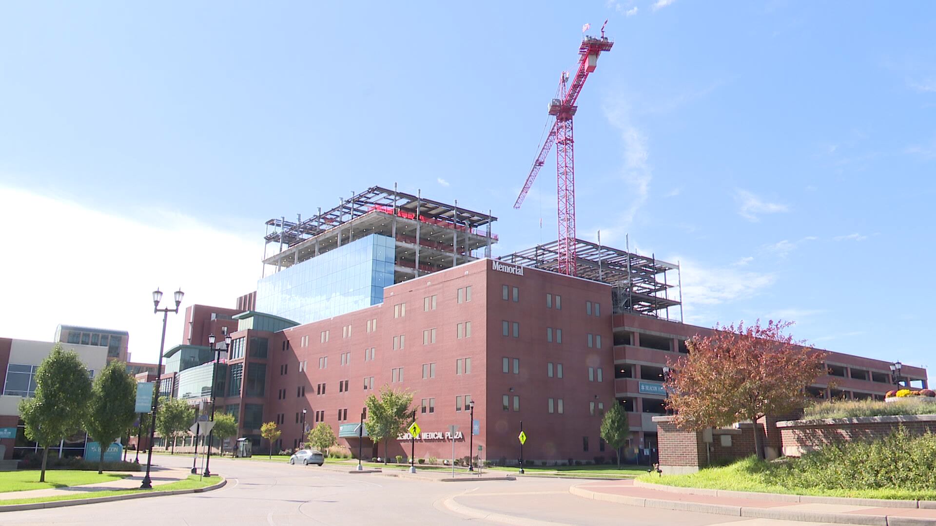 Construction crews place tallest beam on new patient tower at Memorial ...