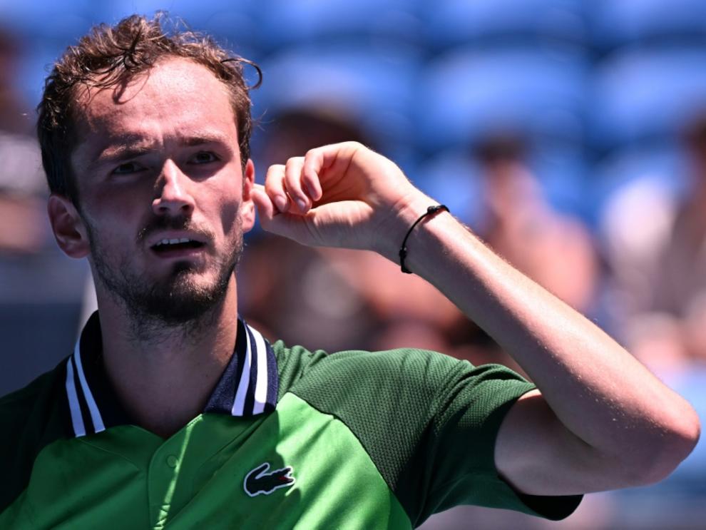 Video - Federer Amazed by Medvedev: The Backward Volley That Set ...