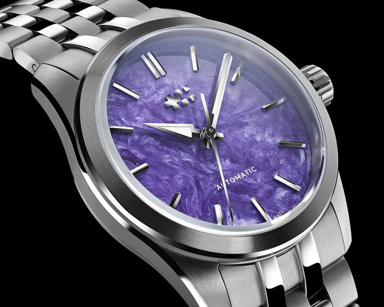 This Fan-Favorite Affordable Everyday Watch Borrows a Burgeoning High ...