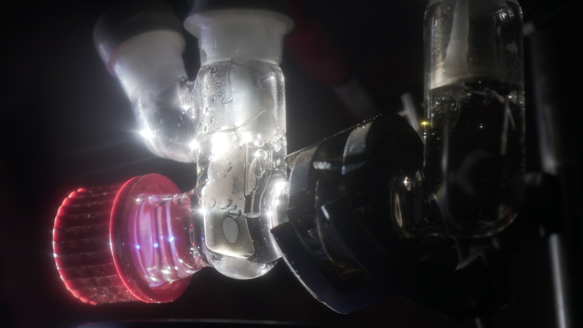 New solar leaf creates high-purity compounds without fossil fuels or ...