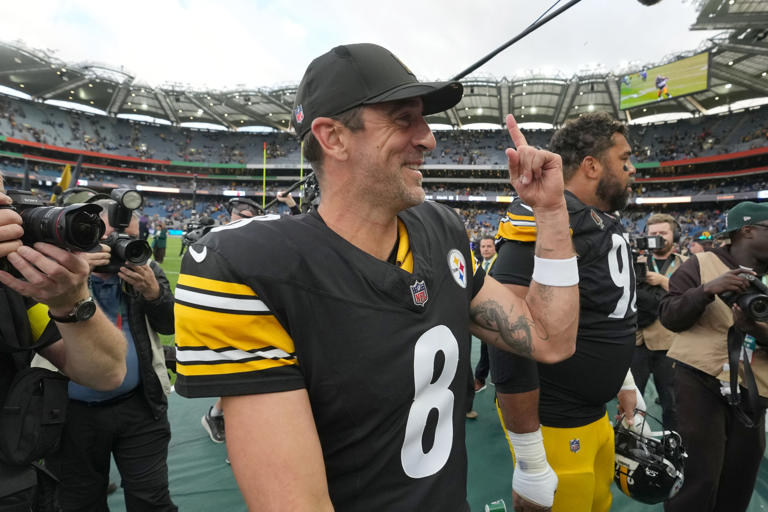 Steelers' Aaron Rodgers Gets 'Graveyard' Warning From Browns' Myles Garrett