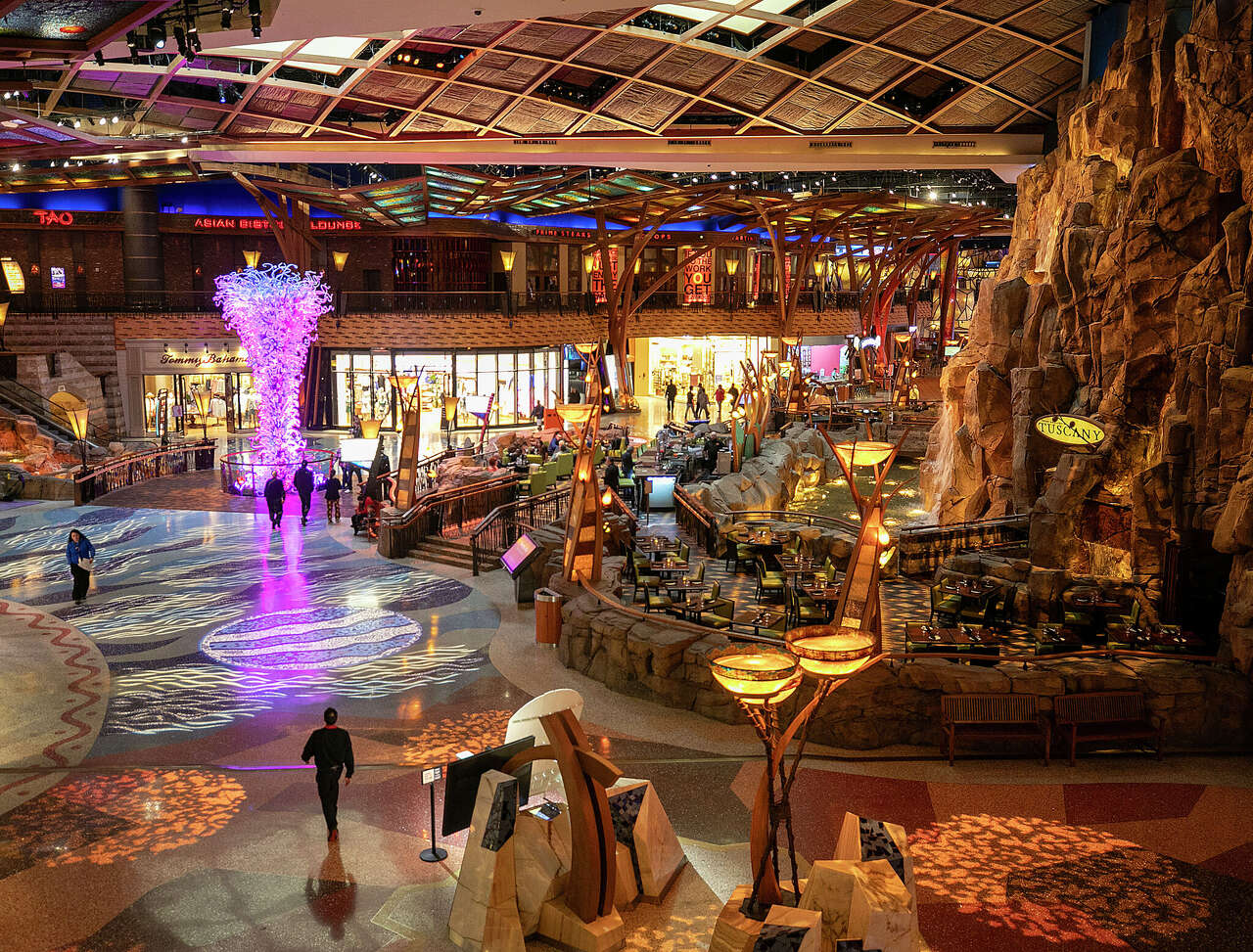 CT resident wins $480K jackpot at Mohegan Sun from $5 side bet on poker ...