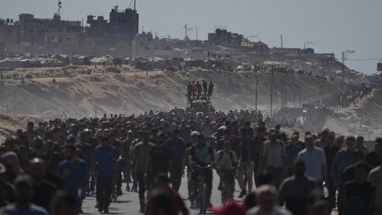 Displaced Palestinians walk back home after ceasefire announced in Gaza ...