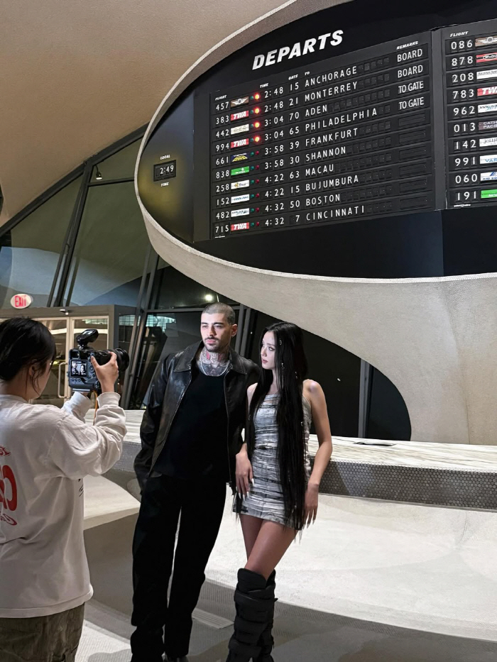 BLACKPINK's Jisoo, two-shot face-to-face with a foreign man. Kind and ...