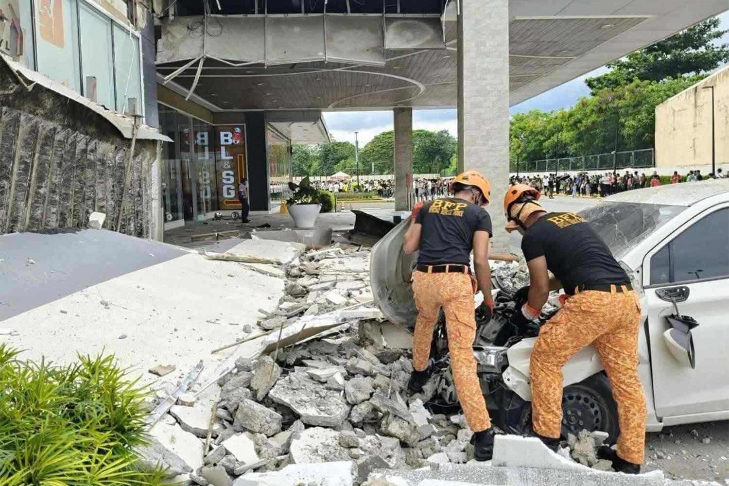 At Least 7 Dead After 2 Strong Earthquakes Hit the Philippines