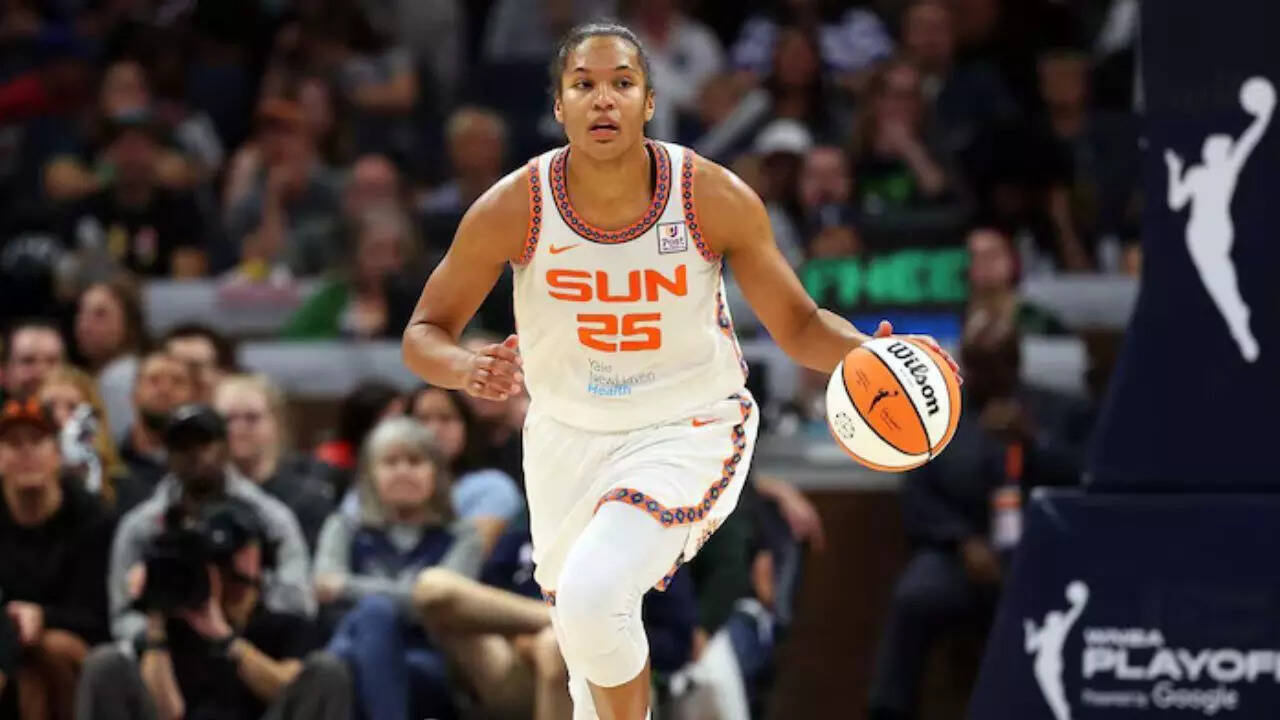 Alyssa Thomas storms back onto court, moments after a dramatic shoulder ...