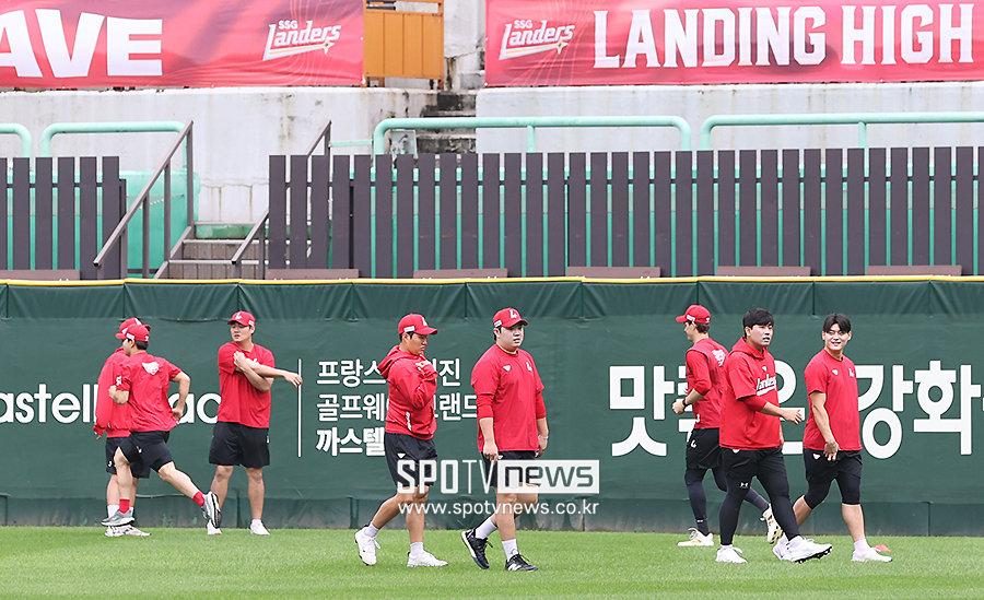 인천 비 그쳤다! '김건우vs가라비토' SSG-삼성 준PO 2차전 정상 개시할까…비 예보는 변수