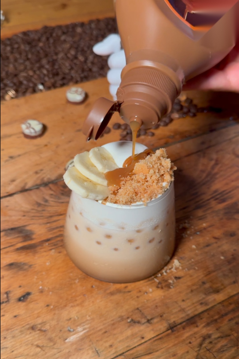 Latte glacé à la banane et au caramel avec un crumble de biscuits