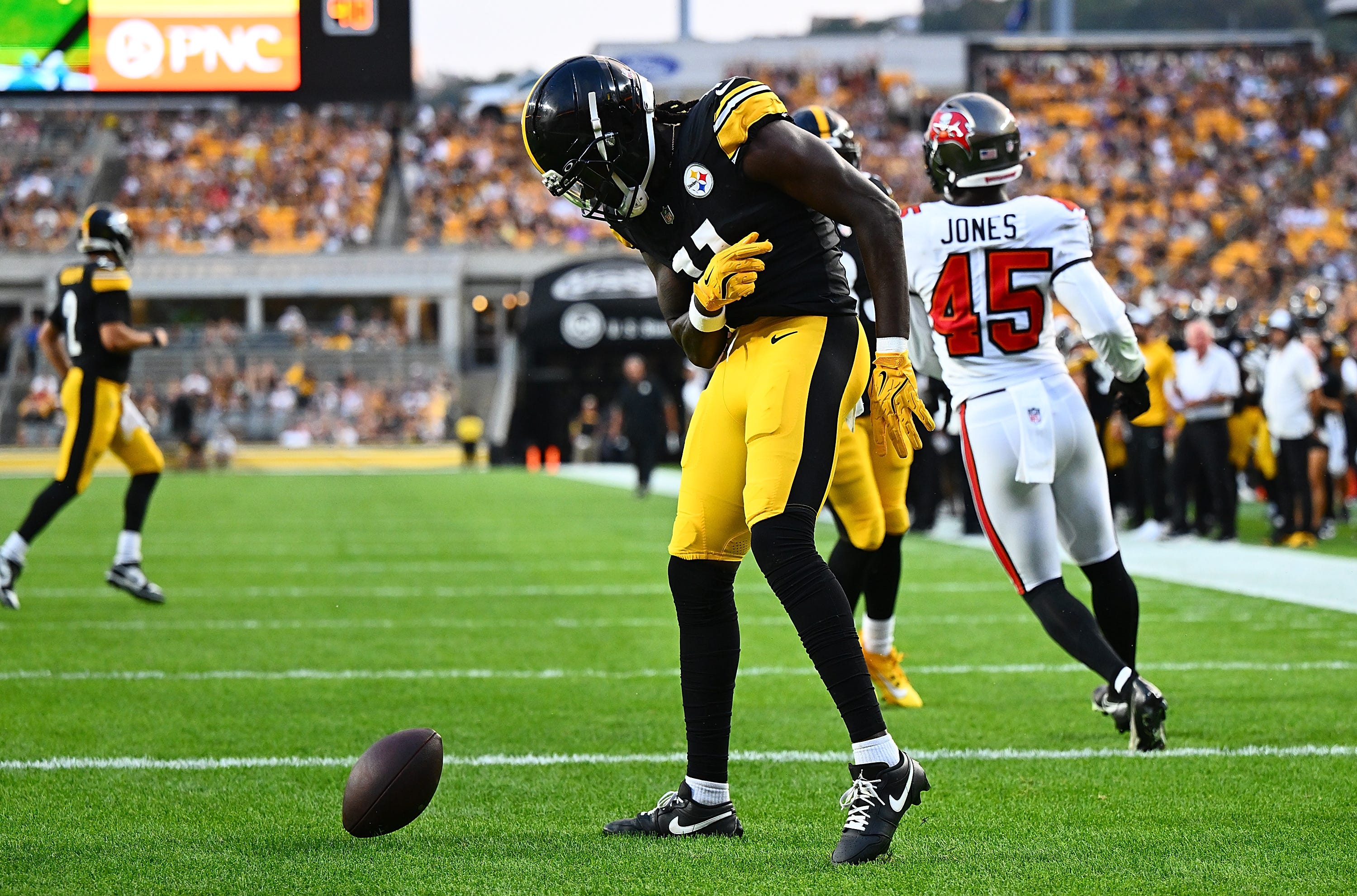 Steelers sign wide receiver after DK Metcalf's two-game suspension