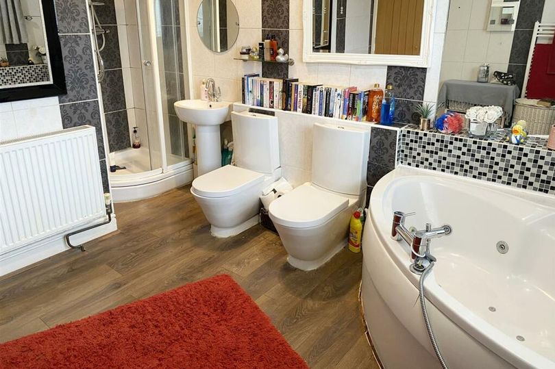 Home with two toilets next to each other in bathroom splits opinion