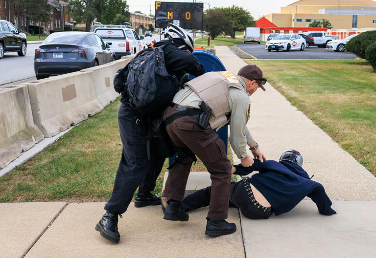 4 protesters arrested outside Chicago DHS facility as anti-ICE ...
