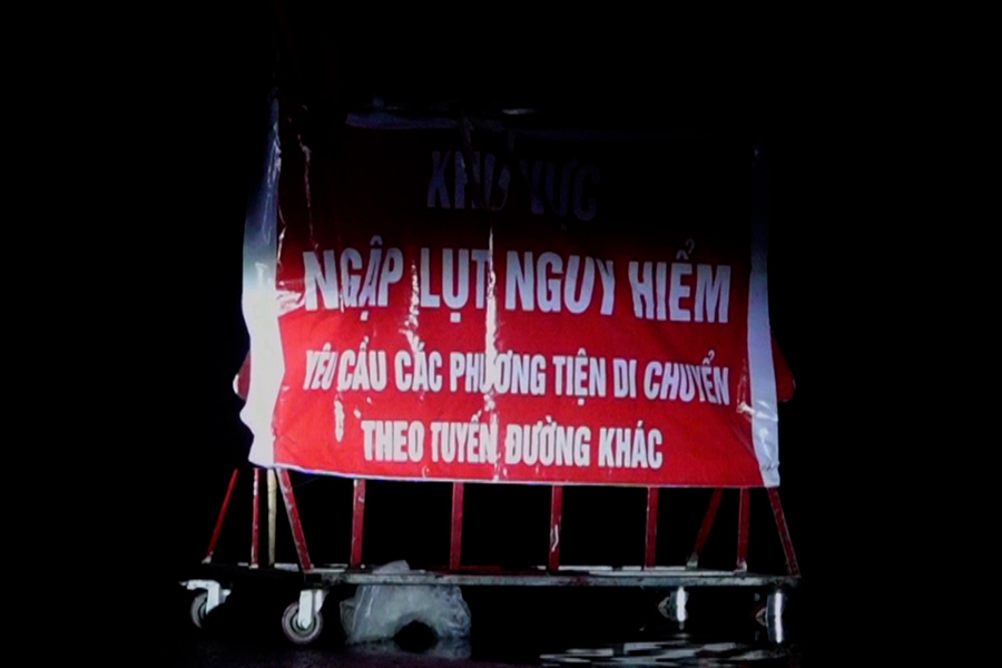 Một đoạn QL3 ngập hơn 1,5m, người dân chật vật tìm đường về nhà giữa ...