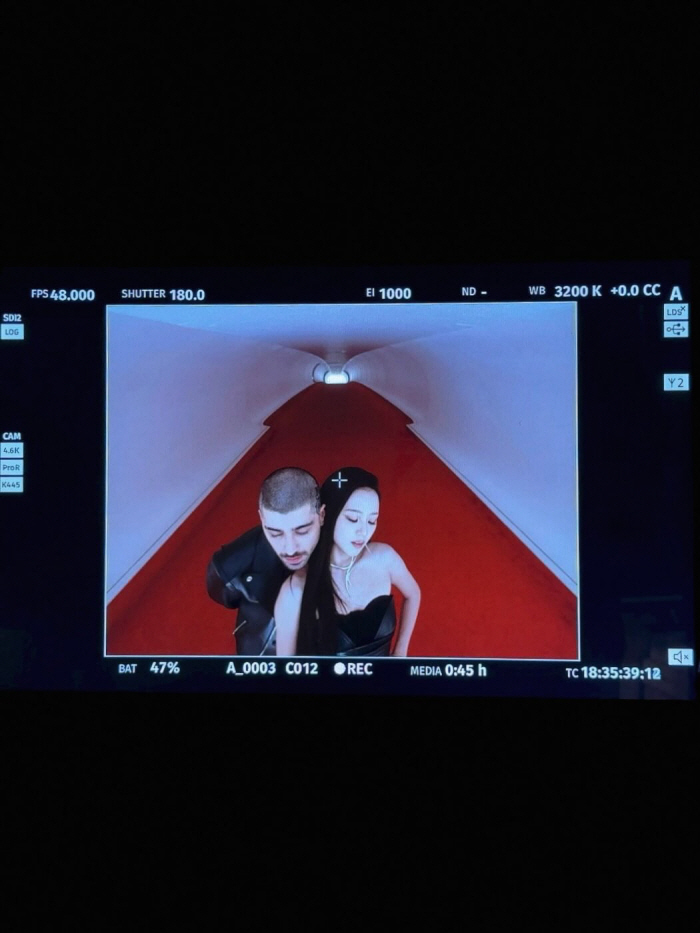 BLACKPINK's Jisoo, two-shot face-to-face with a foreign man. Kind and ...