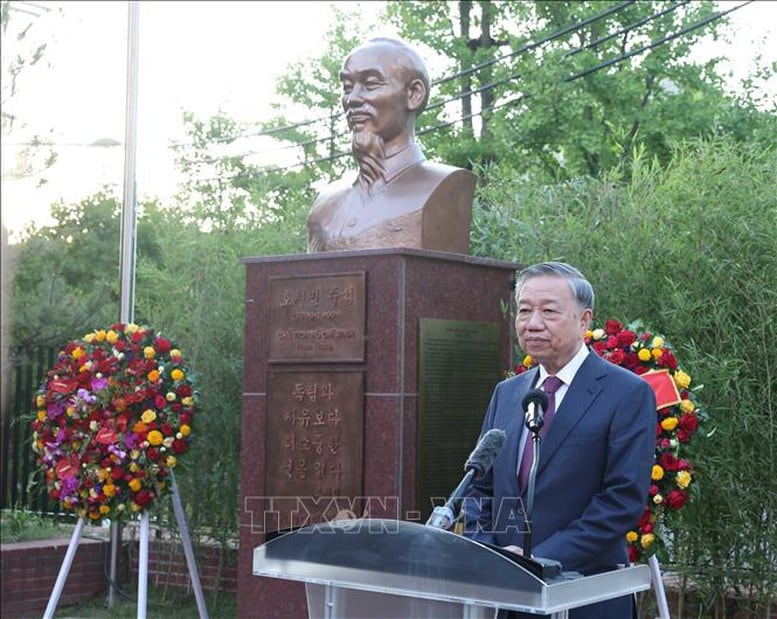 Ho Chi Minh Busts Installed at Embassies in Seoul, Pyongyang